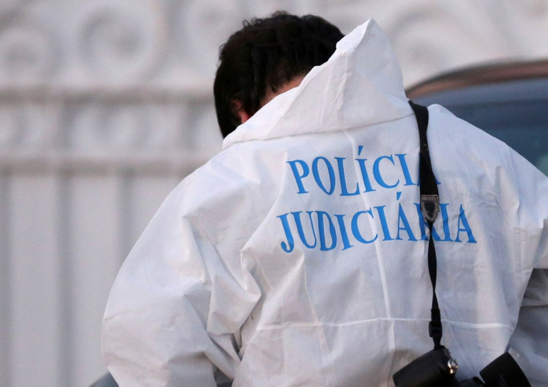 Cadáver encontrado dentro de viatura queimada em Chaves